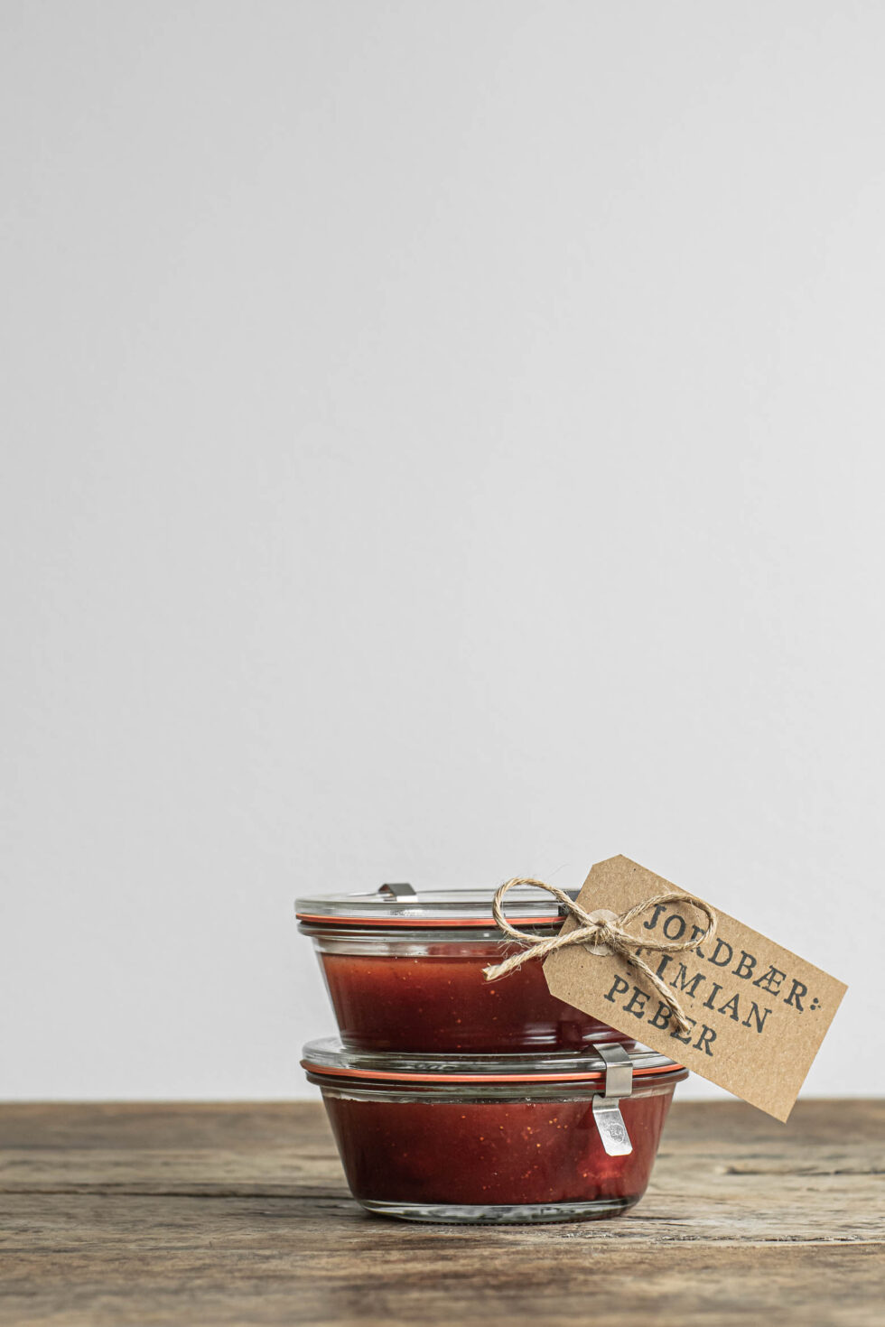 JORDBÆRMARMELADE MED TIMIAN OG SORT PEBER