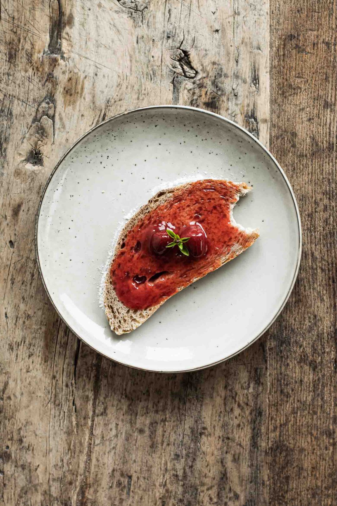 JORDBÆRMARMELADE MED TIMIAN OG SORT PEBER