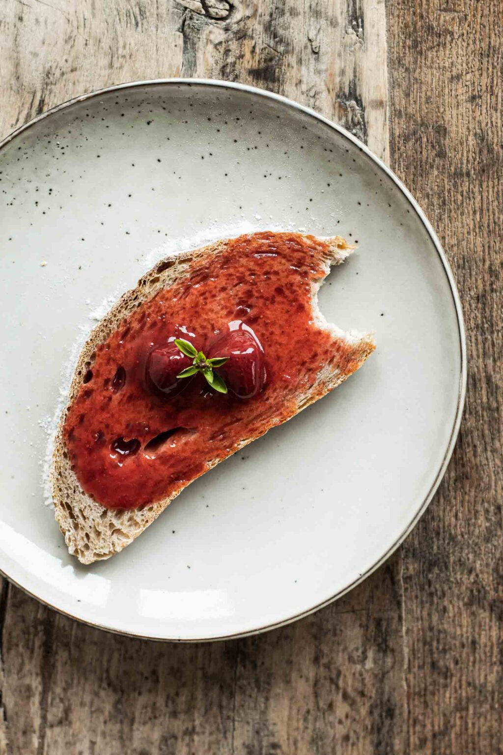 JORDBÆRMARMELADE MED TIMIAN OG SORT PEBER