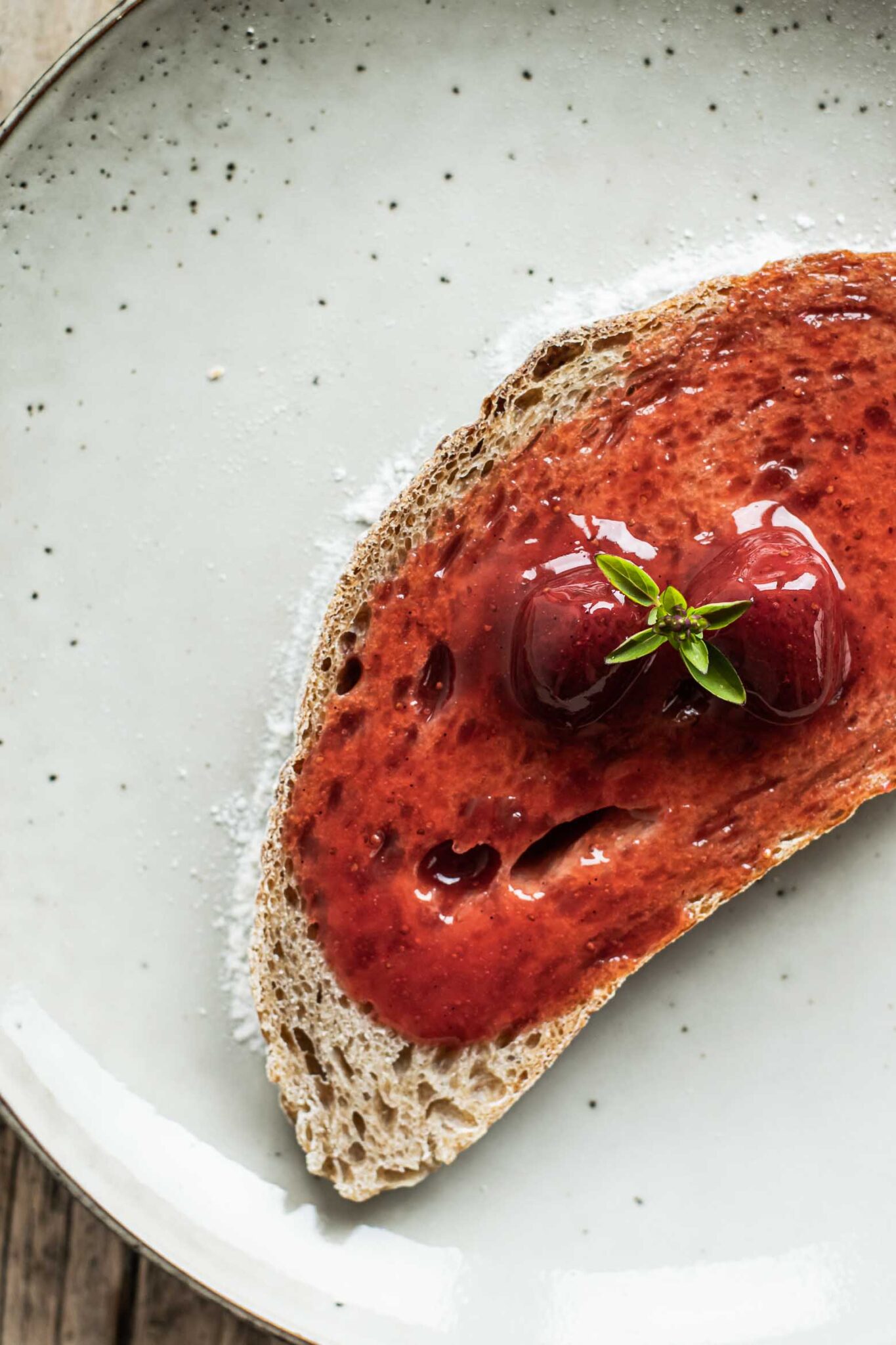 JORDBÆRMARMELADE MED TIMIAN OG SORT PEBER